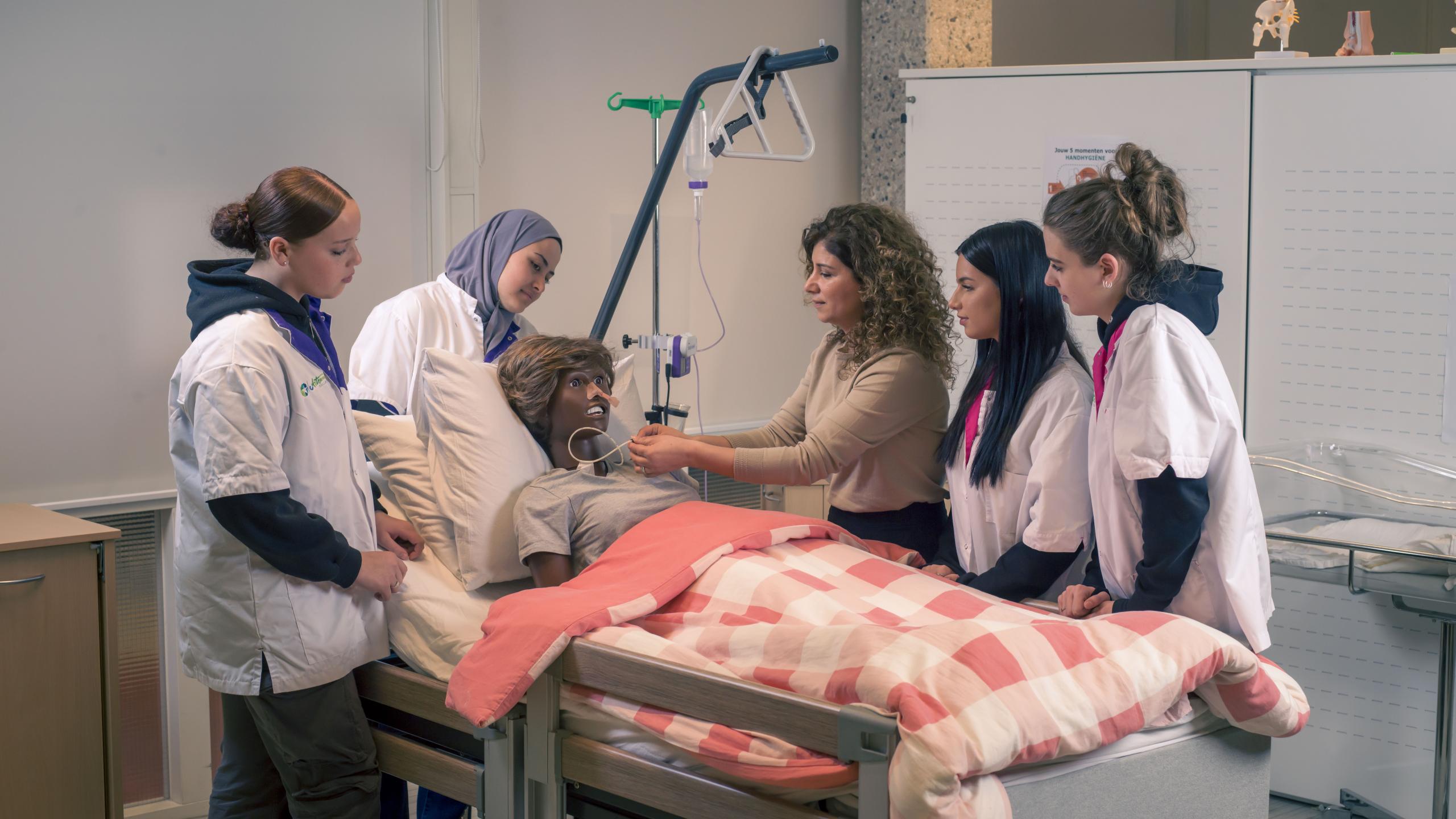 Koninklijke onderscheiding voor docent Thea Nabring | Astrum College